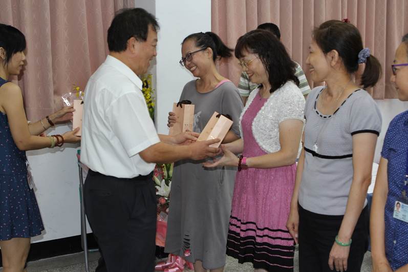 校長頒獎給退休教師，左起許靜莉、隋月秀、張簡 玟玟 老師