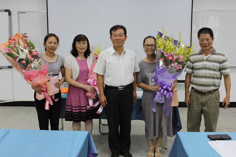 校長、教師會長蔡其祥老師與退休教師合影